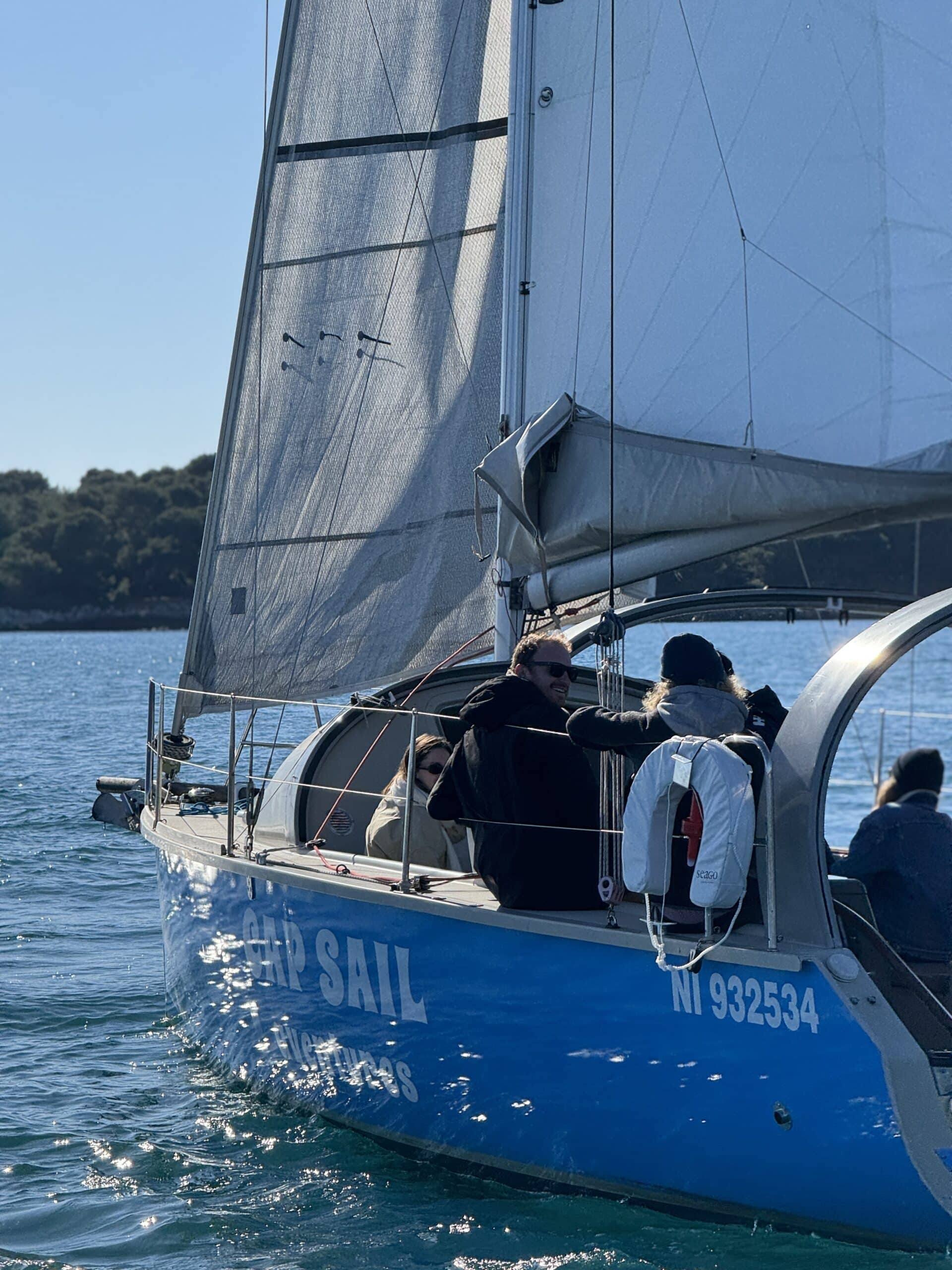 Excursion initiation voile départ Antibes - Cap Sail Aventures